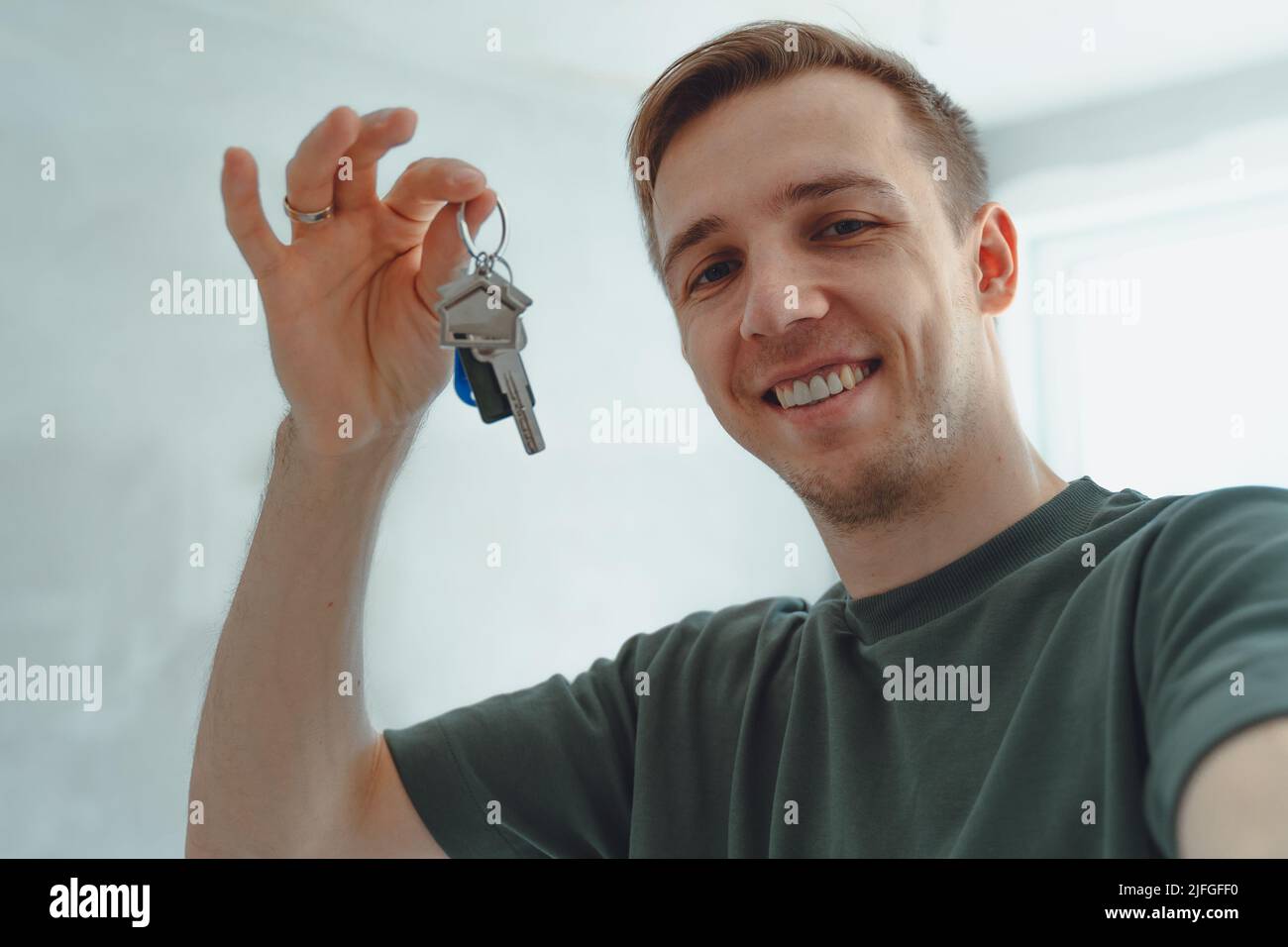 Landlord giving keys to tenant hi-res stock photography and images - Alamy