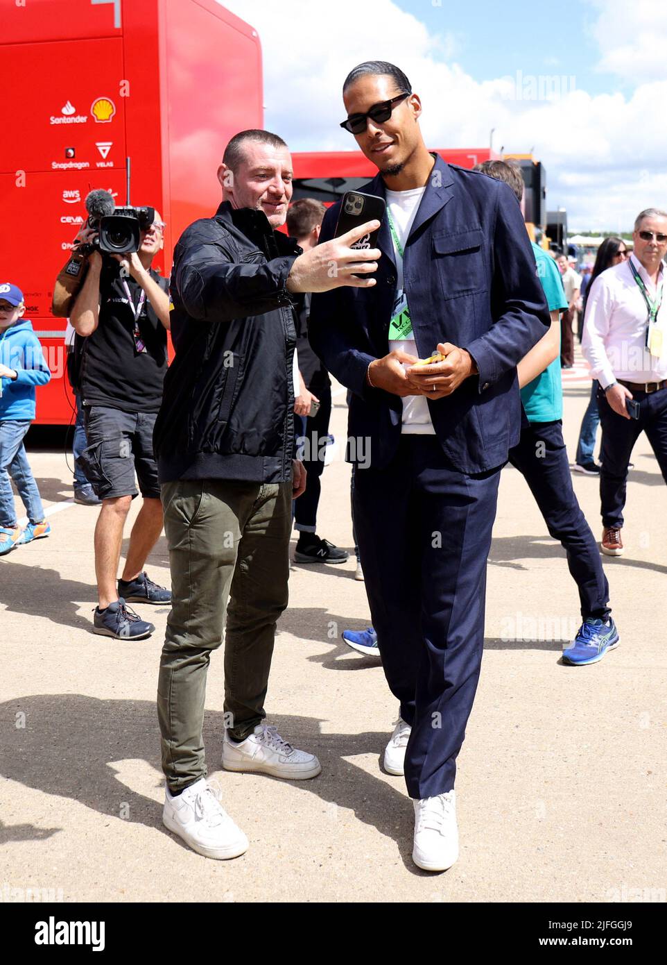 Liverpools virgil van dijk poses hi-res stock photography and images ...
