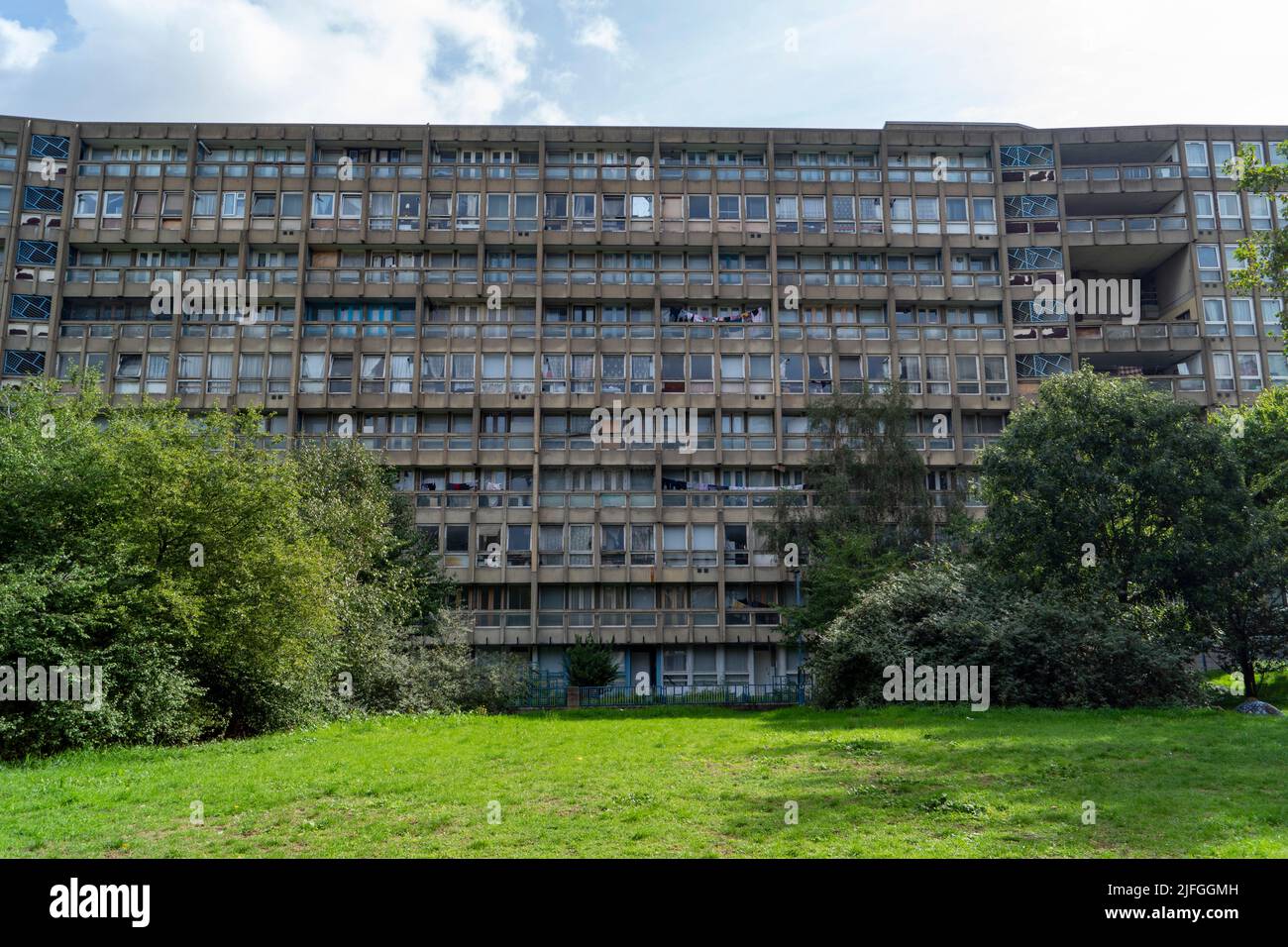 Brutalist style tower block in Robin Hood Gardens housing estate ...