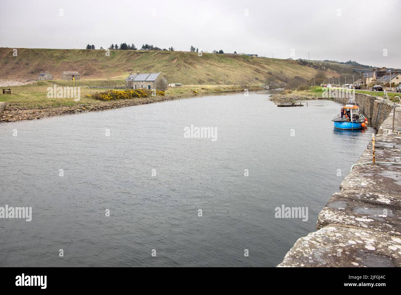 the tiny harbour at dunbeath on the east coast of scotland Stock Photo ...