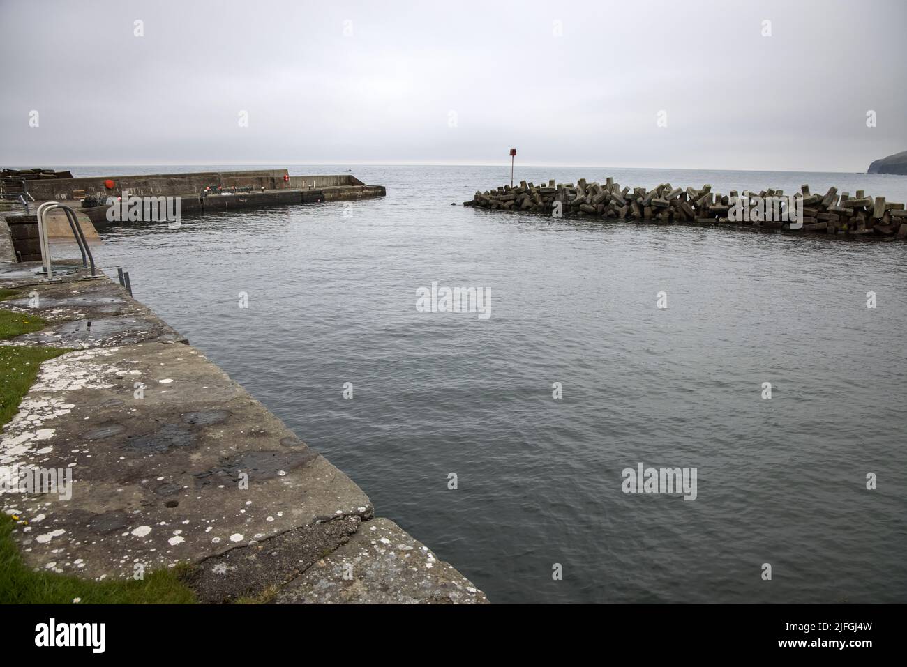 the tiny harbour at dunbeath on the east coast of scotland Stock Photo ...