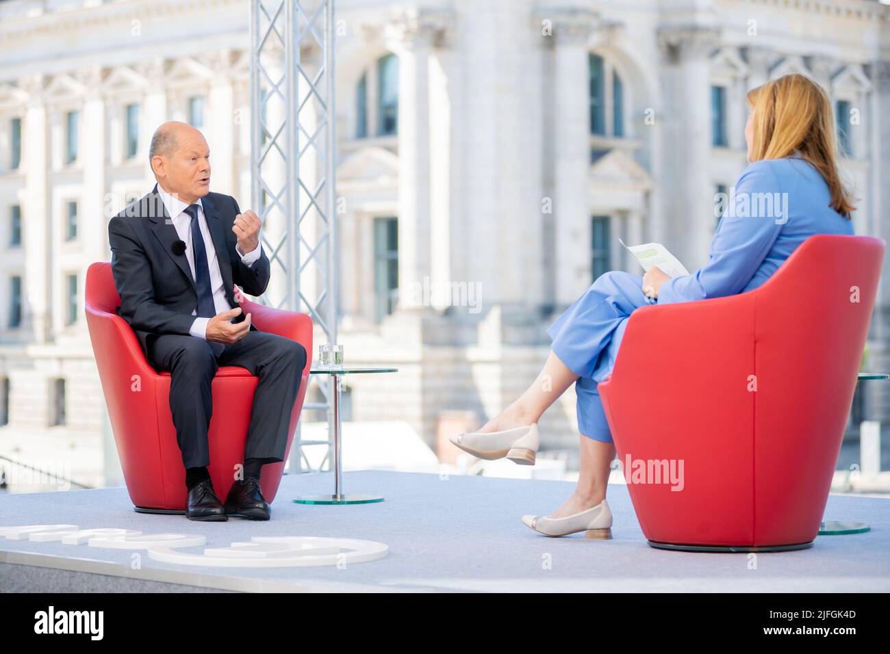 Berlin, Germany. 03rd July, 2022. Chancellor Olaf Scholz (SPD) talks to ...