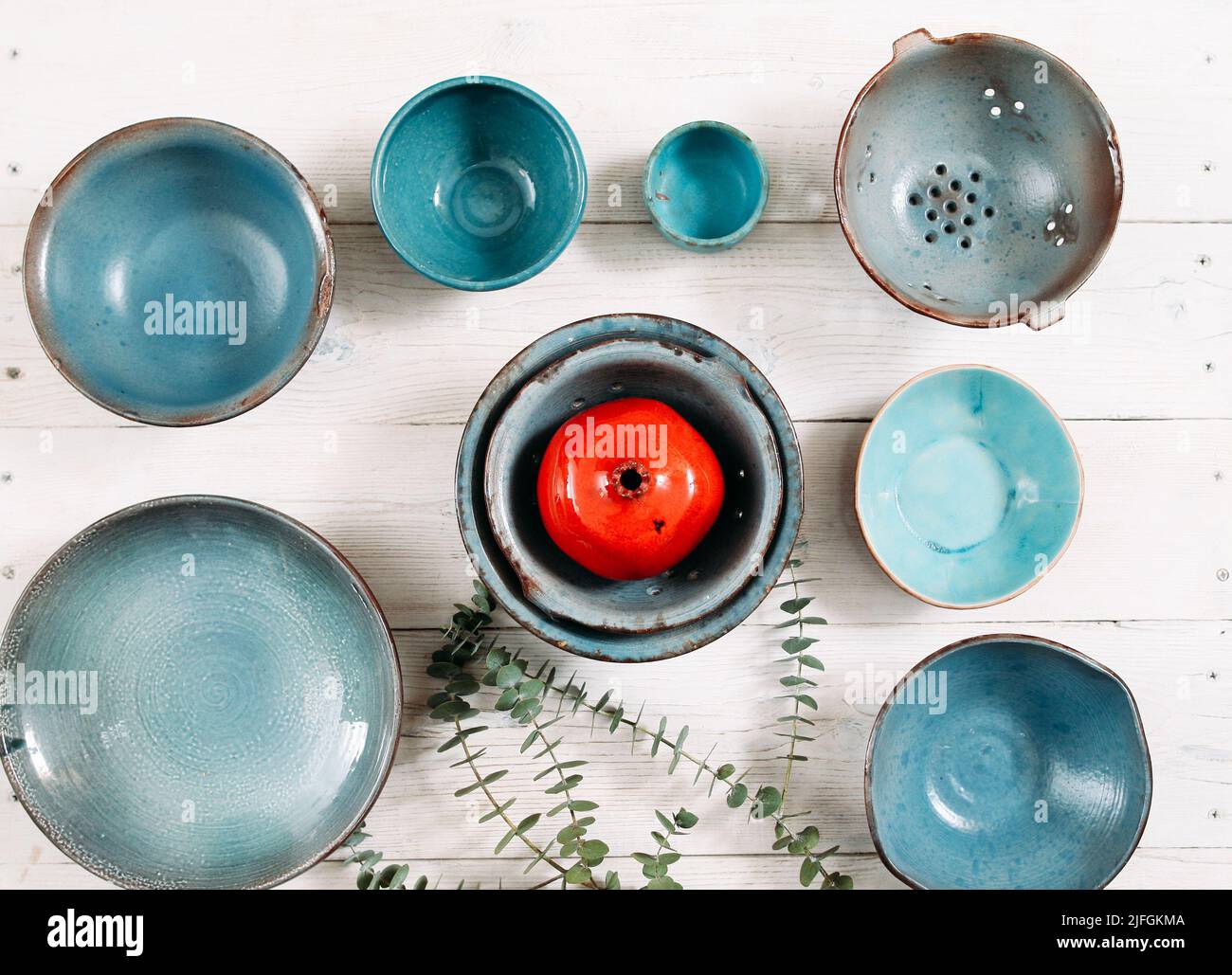 Empty ceramic plates hi-res stock photography and images - Alamy