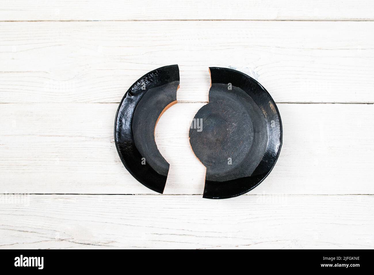 Broken plate crack hi-res stock photography and images - Alamy