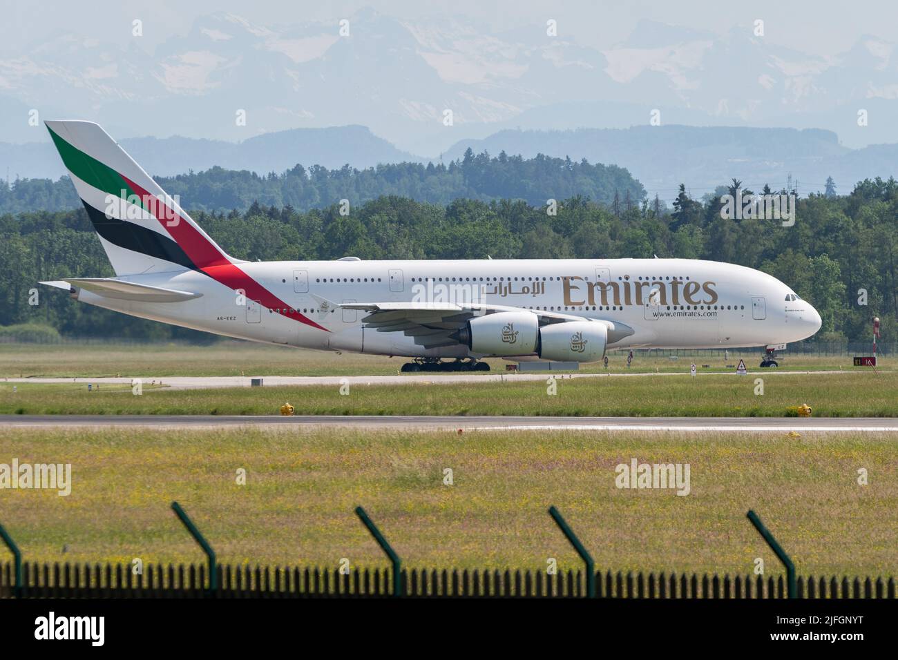 Emirates airbus a380 800 passenger aircraft hi-res stock photography ...