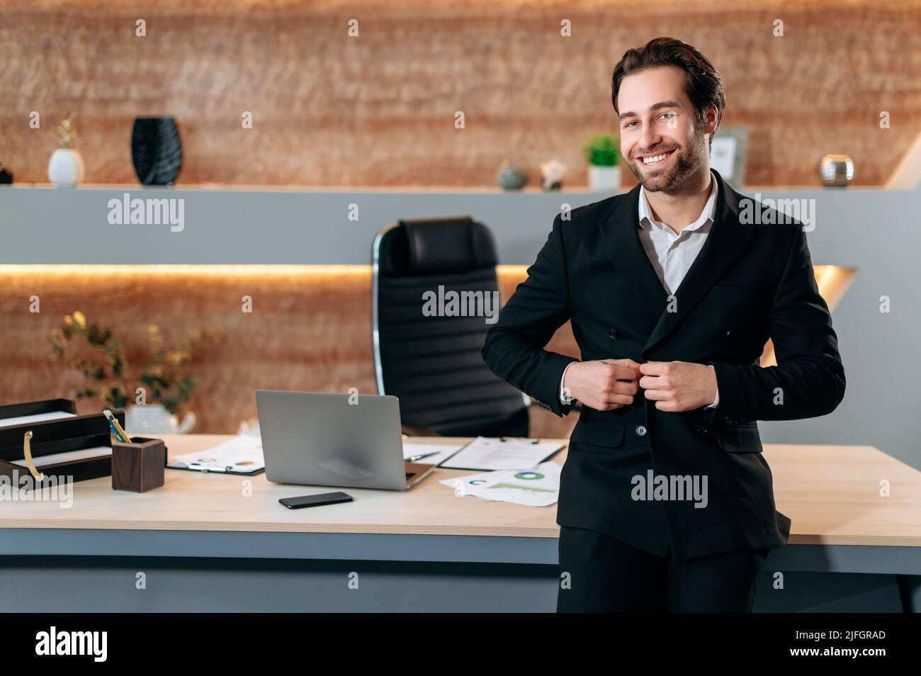 Positive professional successful caucasian entrepreneur, business man ...