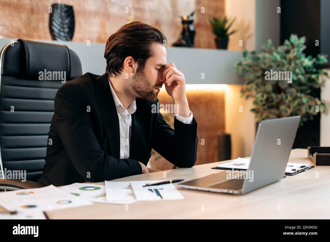 Exhausted company employee migraine hi-res stock photography and images ...