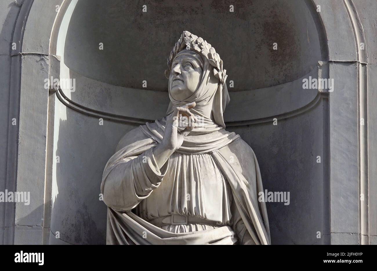 Marble statue of Francesco Petrarca in the Uffizi Gallery,Florence ...