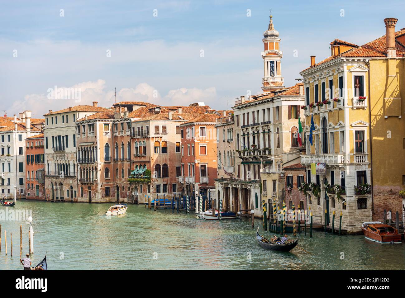 Venice. Canal Grande (Grand Canal) view from the Ponte di Rialto, the ...