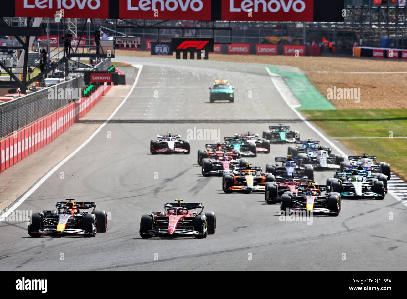 (L to R): Max Verstappen (NLD) Red Bull Racing RB18 and Carlos Sainz Jr ...