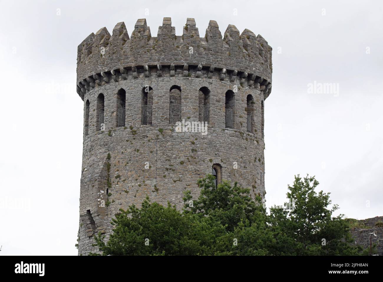 13th century medieval round tower fortress of hi-res stock photography ...