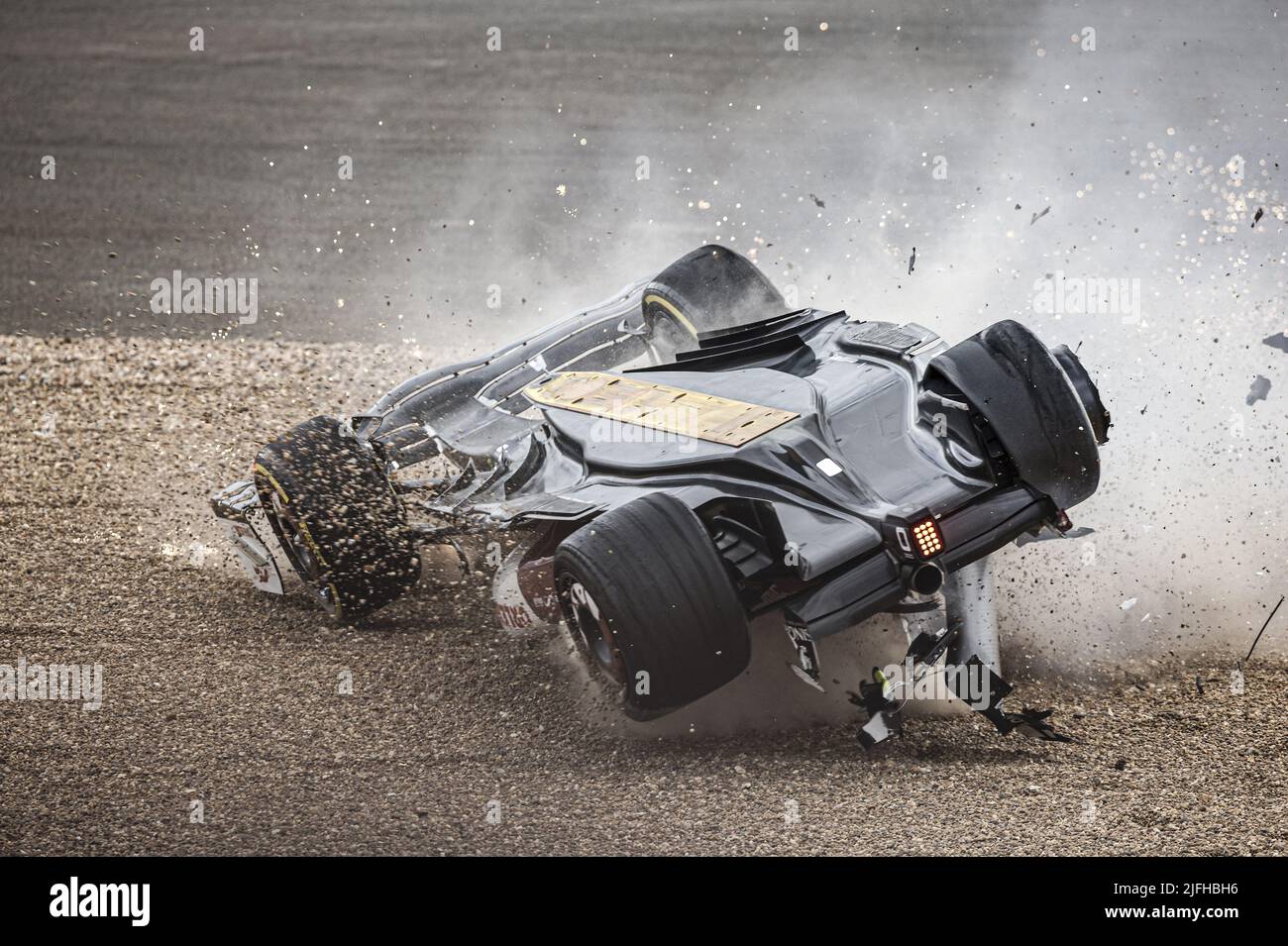 ZHOU Guanyu (chi), Alfa Romeo F1 Team ORLEN C42, action crash, accident ...