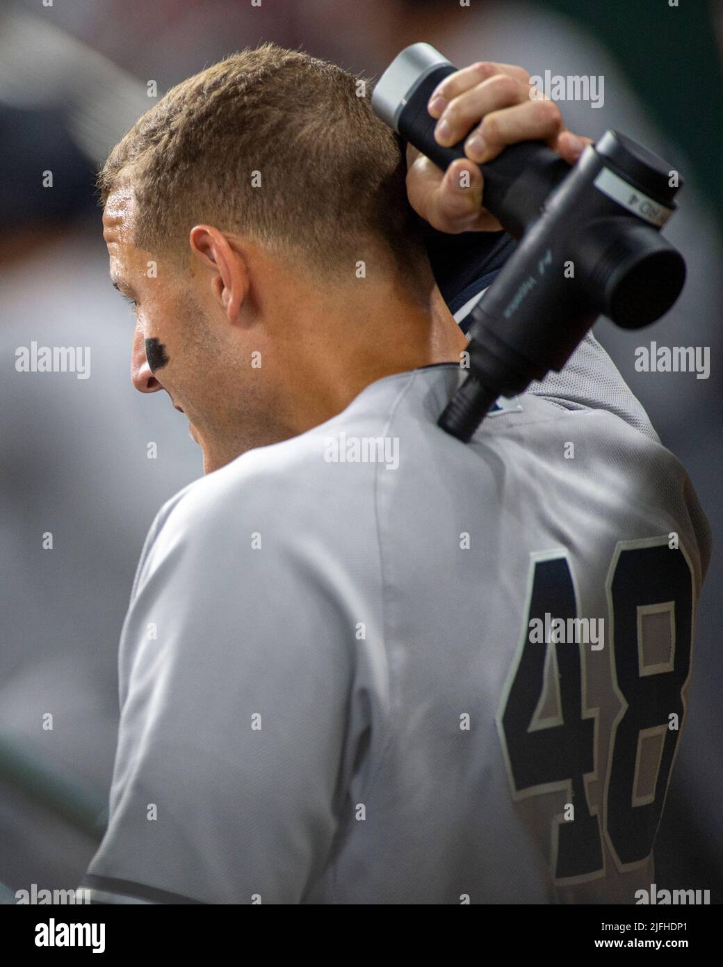 New York Yankees first baseman Anthony Rizzo (48) gets some massage ...