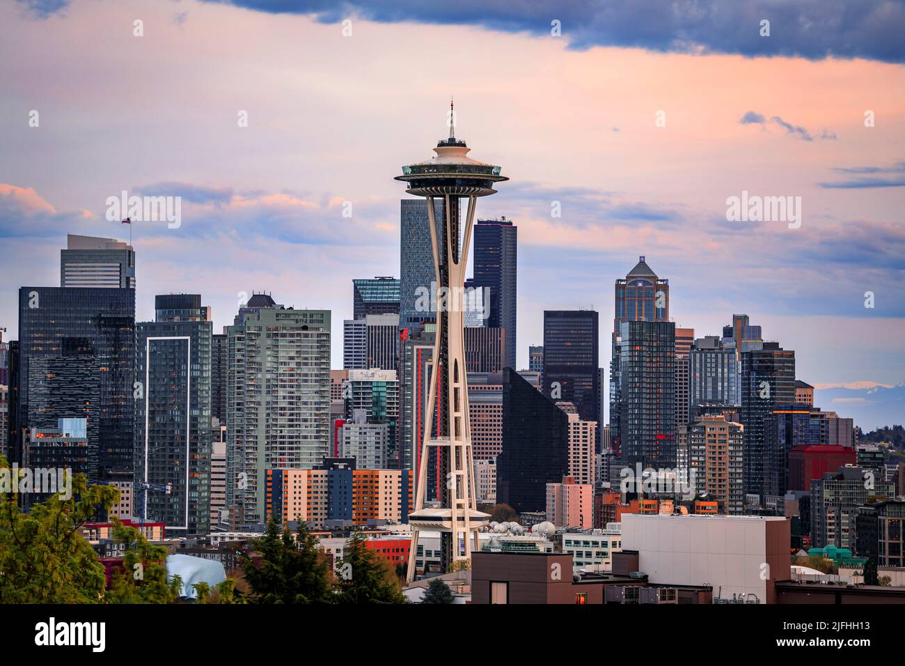 Downtown skyline view with the Space Needle and Mount Rainier at sunset ...