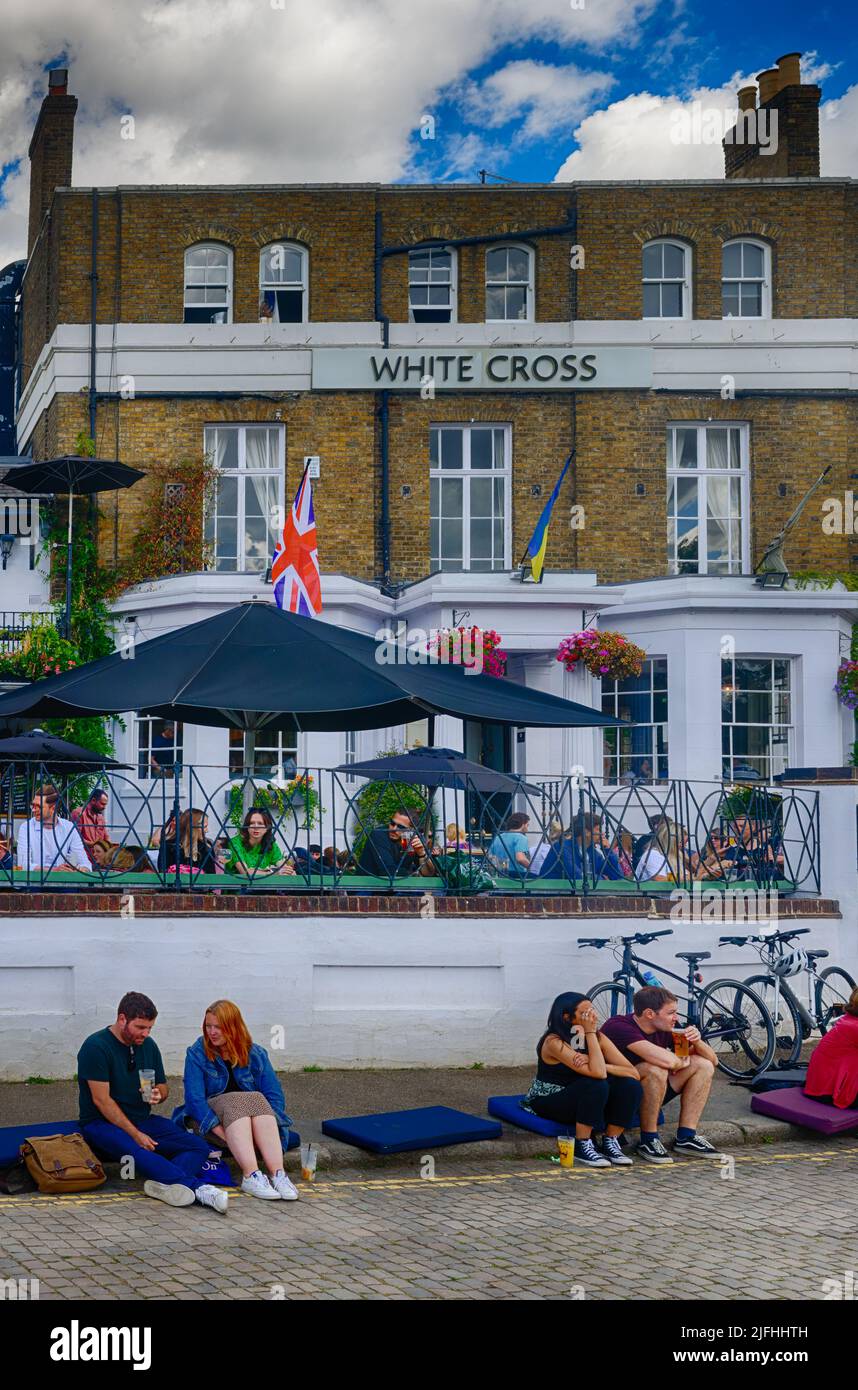 Summertime drinking outside the White Cross pub by the river Thames ...
