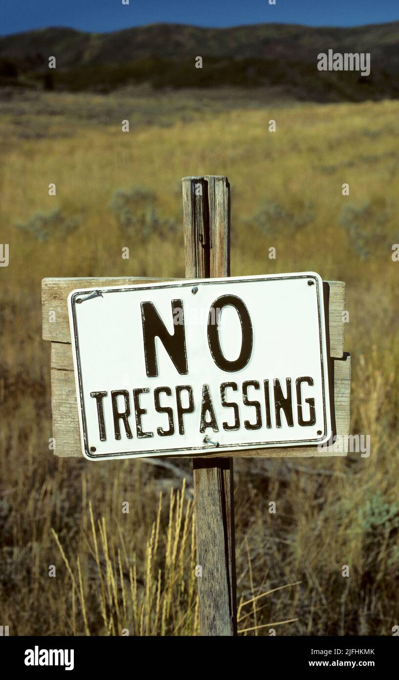 NO TRESPASSING sign Stock Photo - Alamy