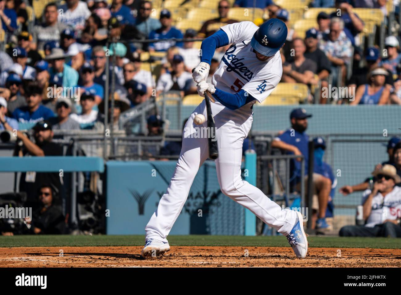 Los Angeles Dodgers first baseman Freddie Freeman (5) breaks his bat on ...