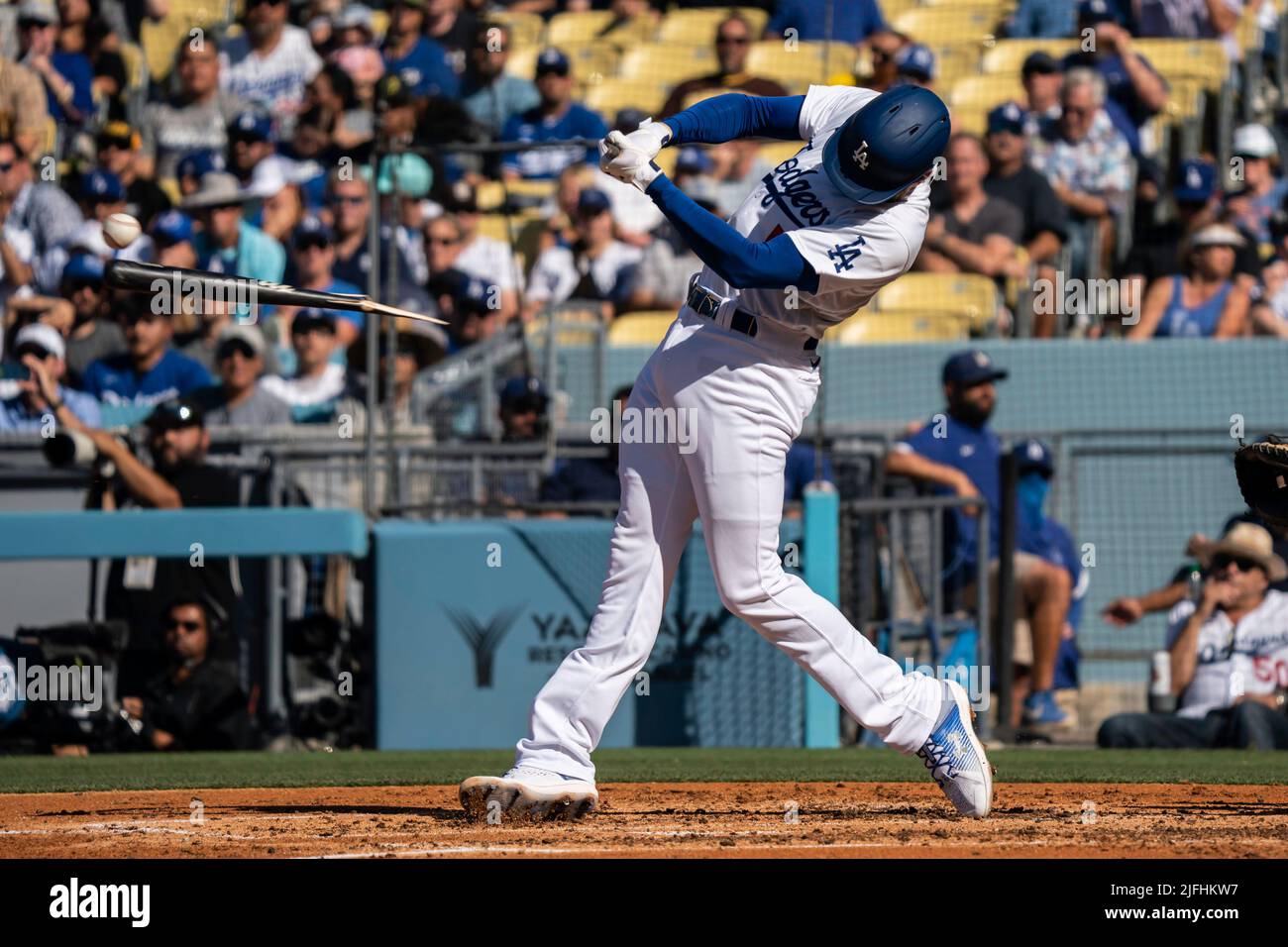 Los Angeles Dodgers first baseman Freddie Freeman (5) breaks his bat on ...