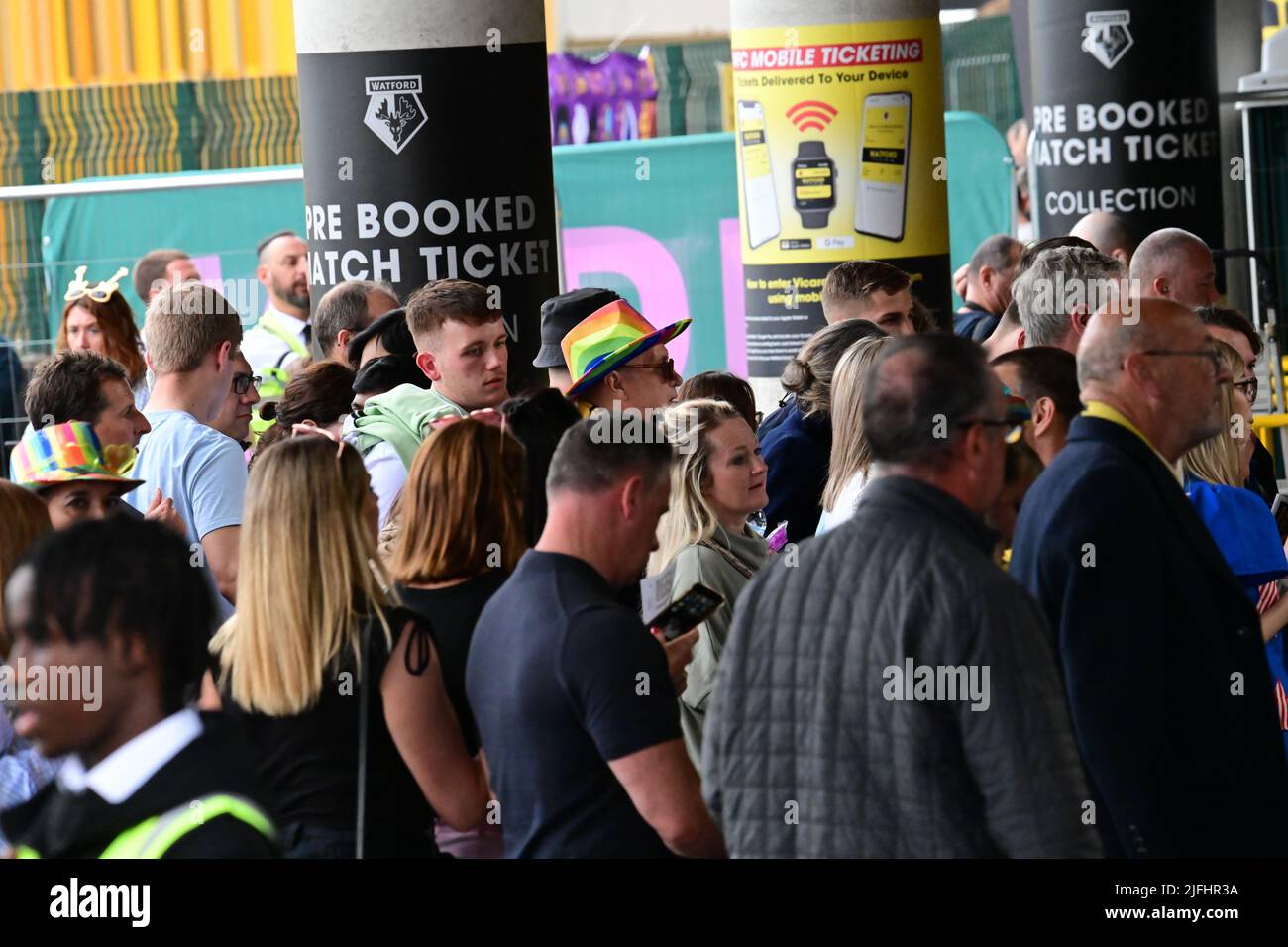 Queue concert hi-res stock photography and images - Alamy