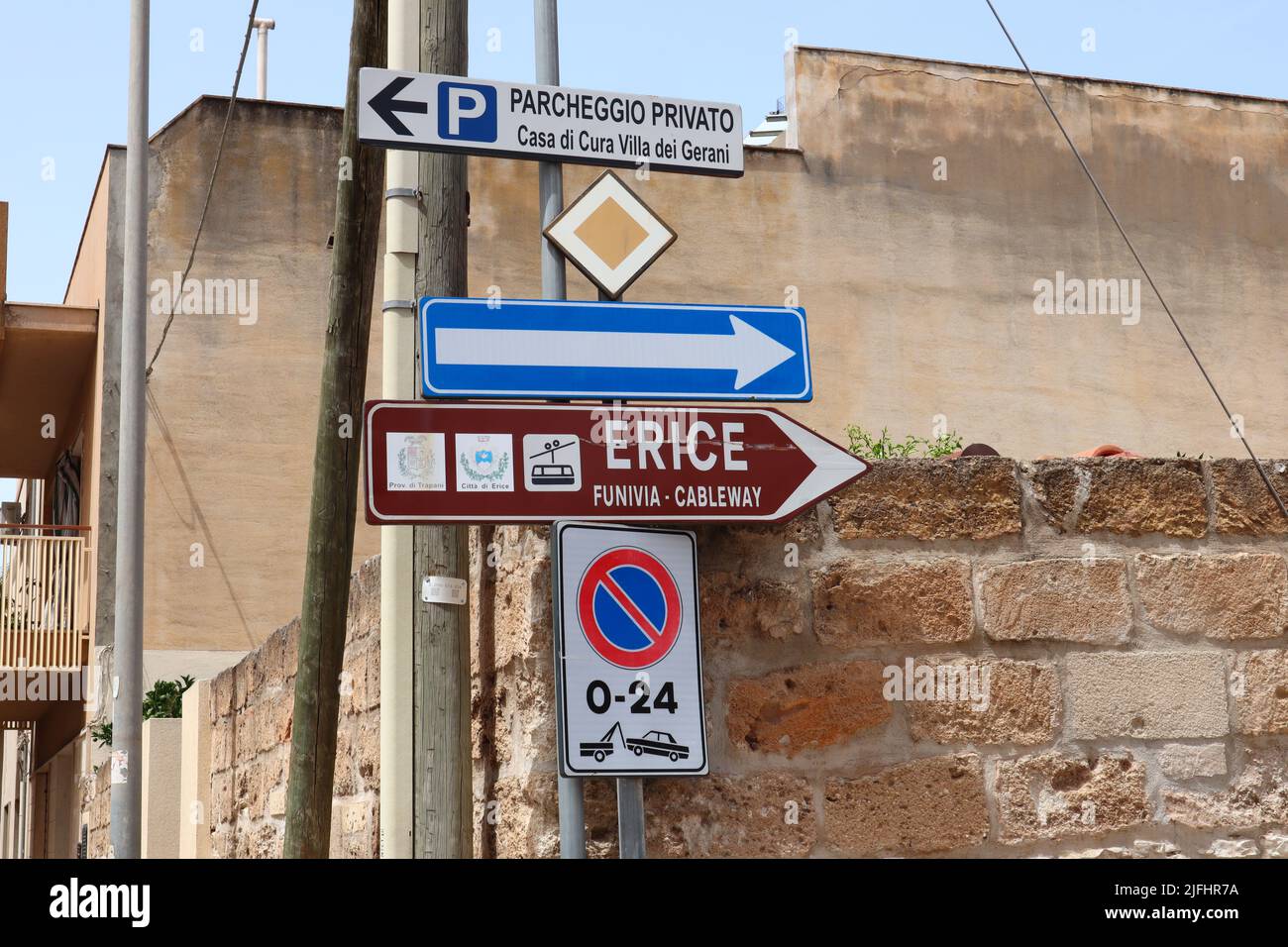 Car entry italy sign hi-res stock photography and images - Alamy