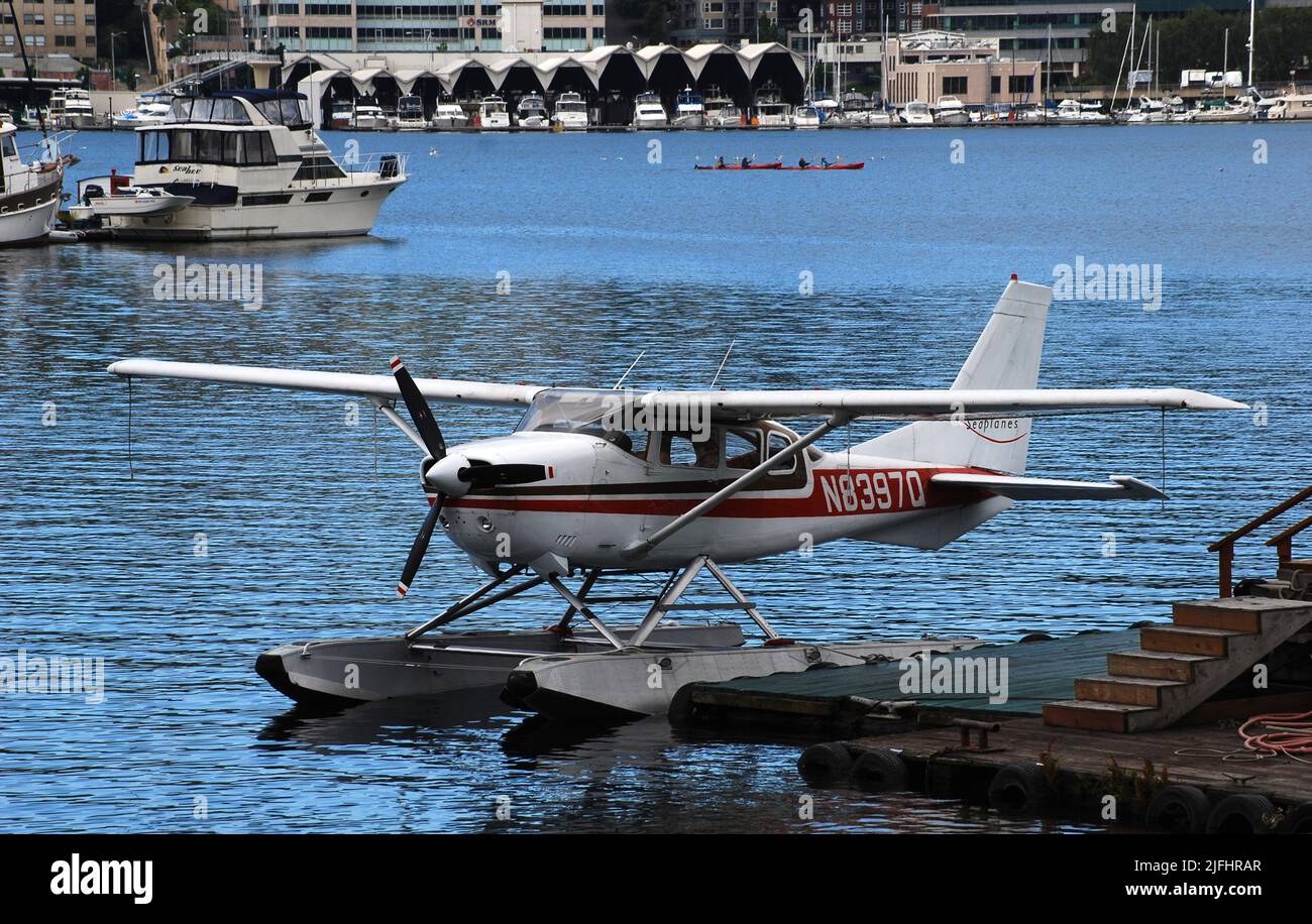 Float plane on Lake Union in Seattle Stock Photo - Alamy