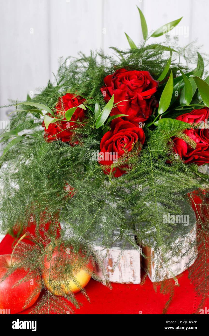 How to make simple floral arrangement with red roses and asparagus ...