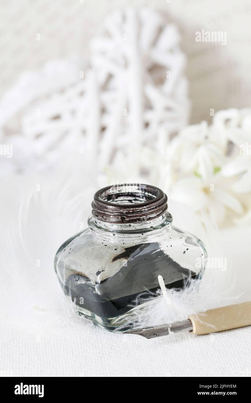 Inkwell and pen. retro style Stock Photo - Alamy