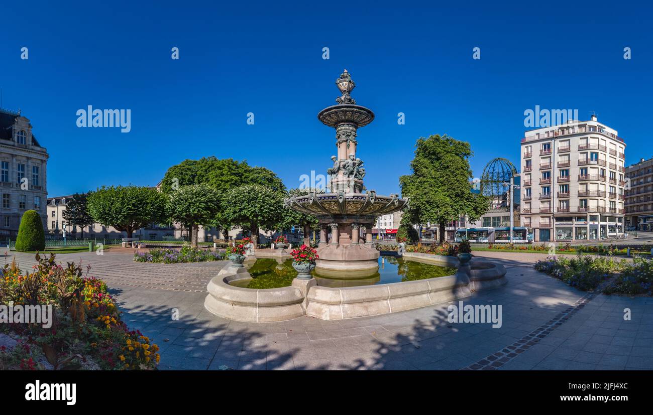 Square Jacques Chirac - Vue panoramique de la fontaine de l'hôtel de ...