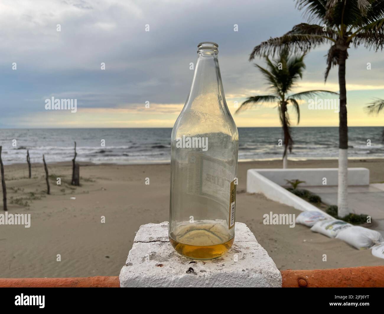 Cerveza de un litro hi-res stock photography and images - Alamy