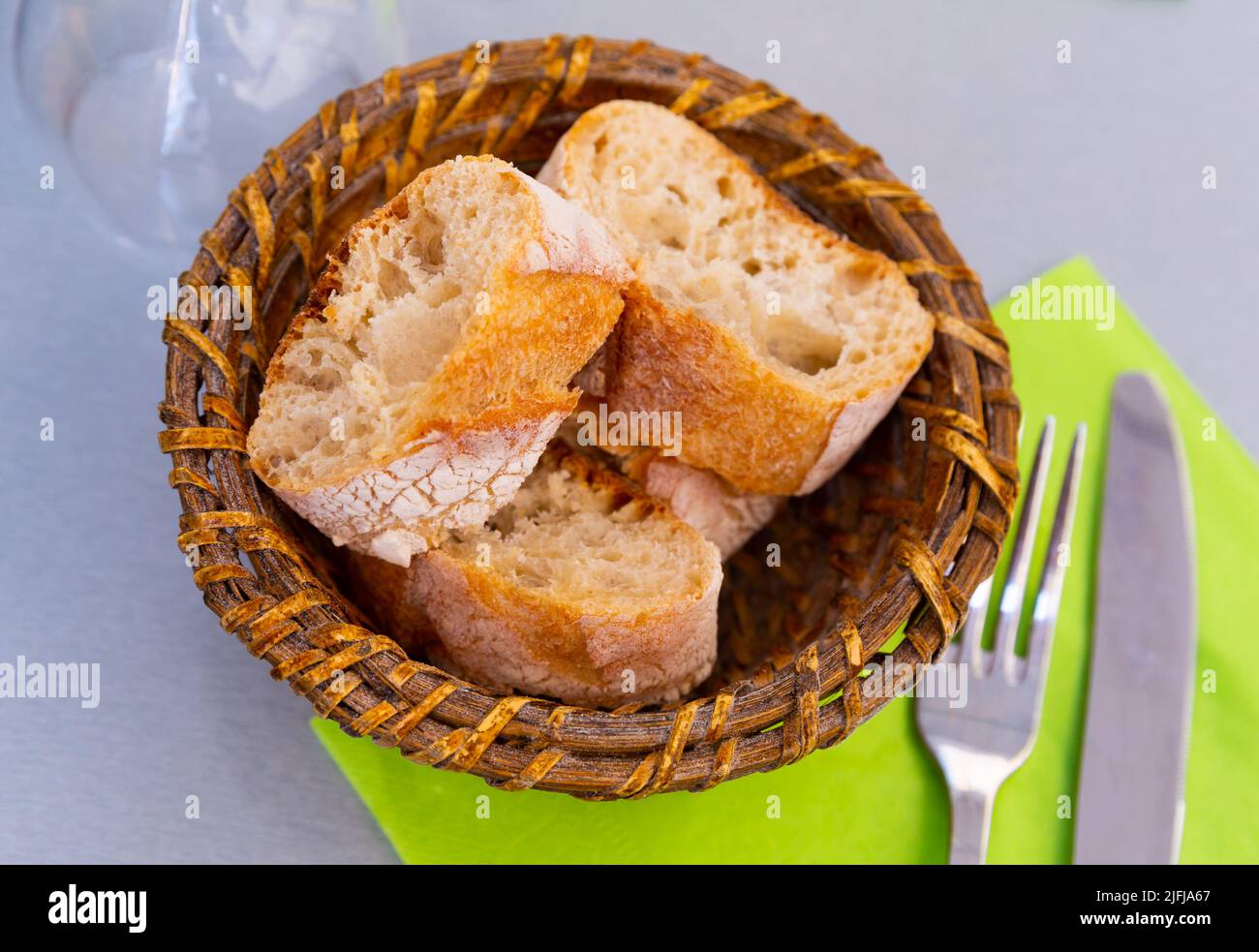 Sliced bread served on wicker plate Stock Photo - Alamy
