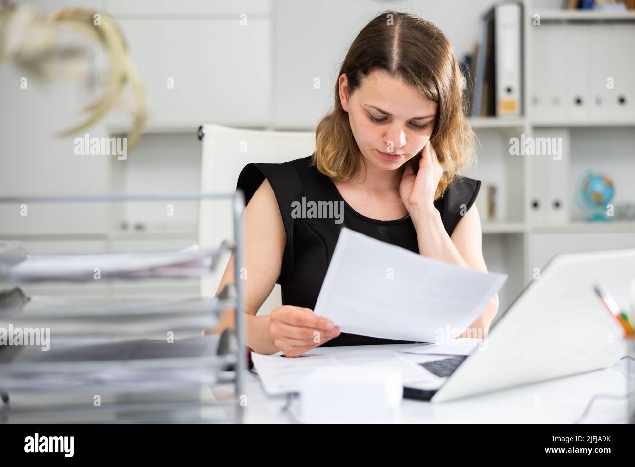 Portrait of woman office worker doing paperwork Stock Photo - Alamy