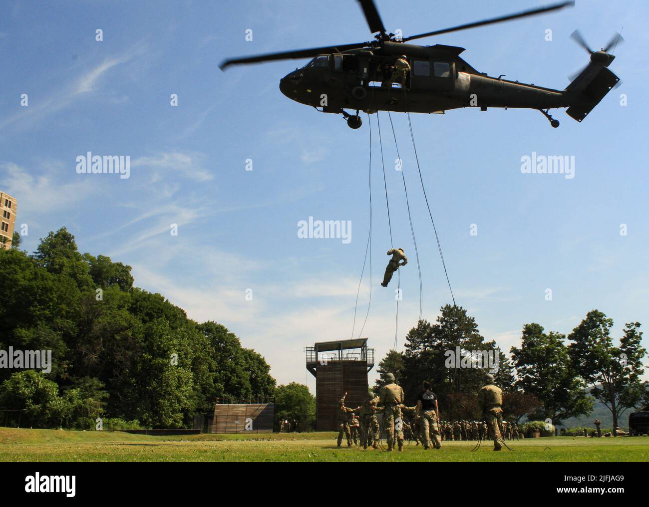 Soldiers from the New Jersey Army National Guard’s 1st Assault ...