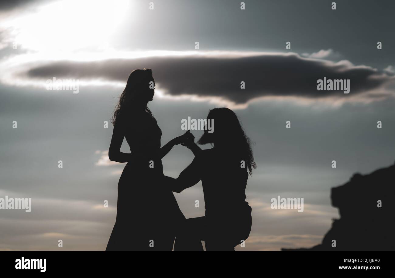 Shadow figures of man and woman holding hands. Love and relations ...