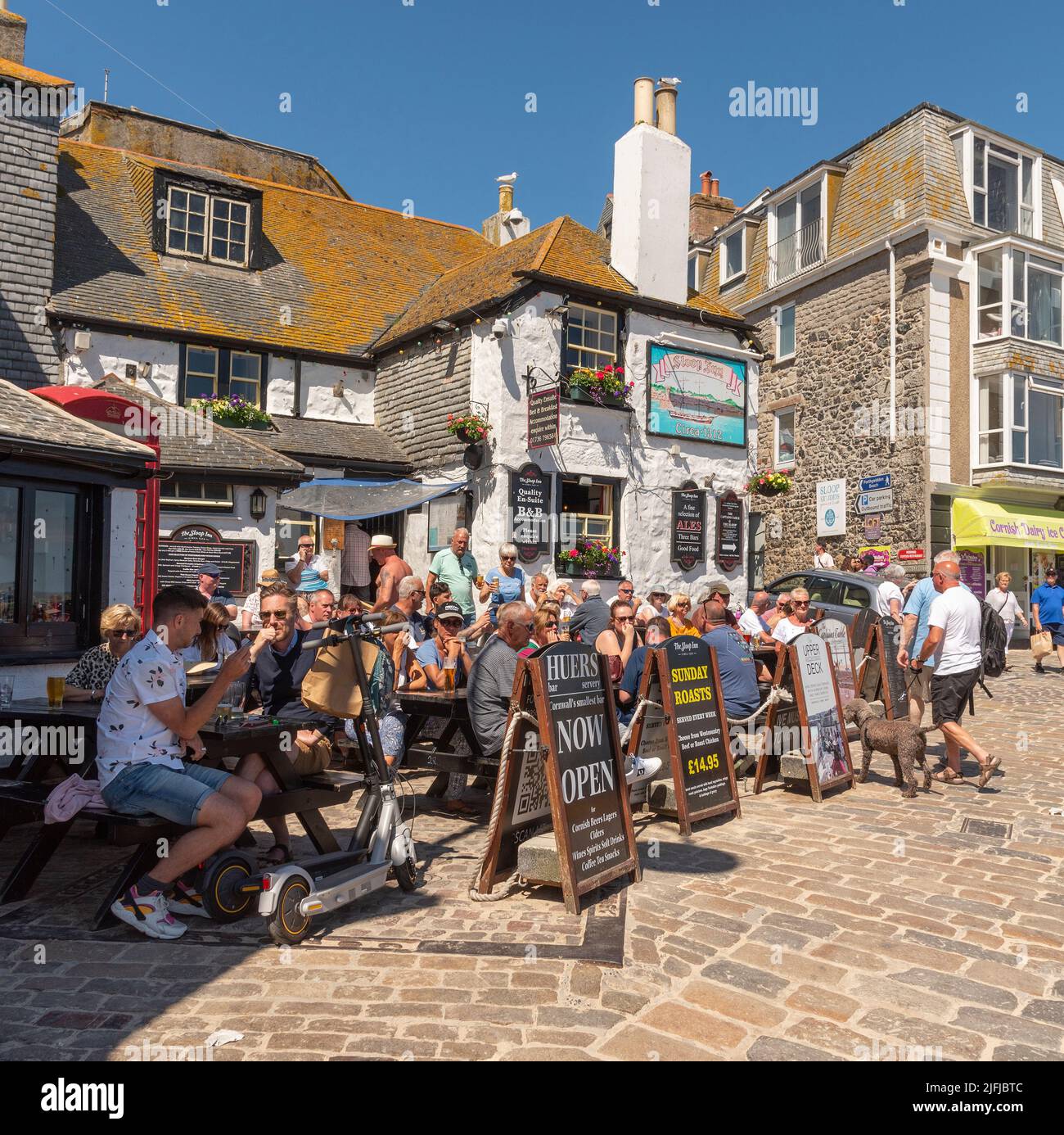 St Ives, Cornwall, England, UK. Pub customers eating and drinking ...
