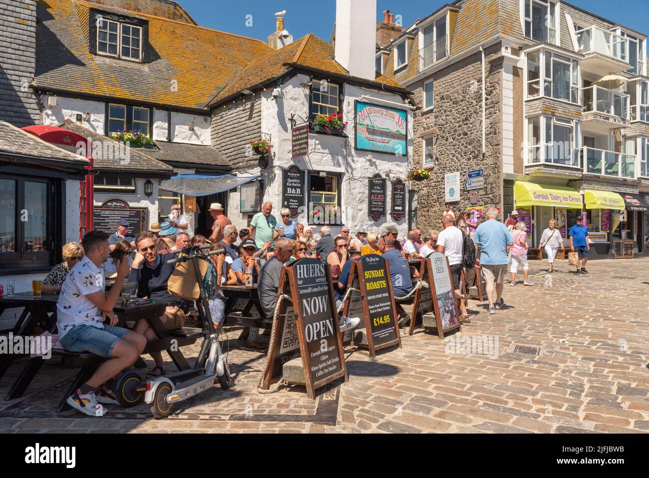 St Ives, Cornwall, England, UK. Pub customers eating and drinking ...