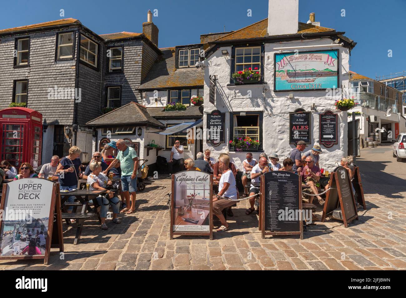 St Ives, Cornwall, England, UK. Pub customers eating and drinking ...