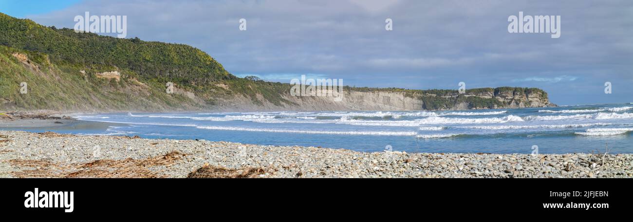 Panorama stony Rapahoe beach and view to horizon with headland and surf ...