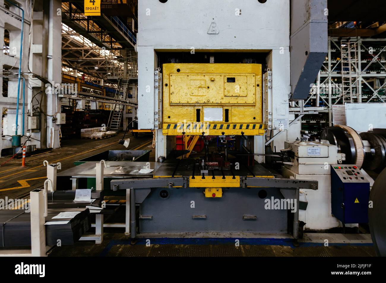 Hydraulic press in the factory workshop Stock Photo - Alamy