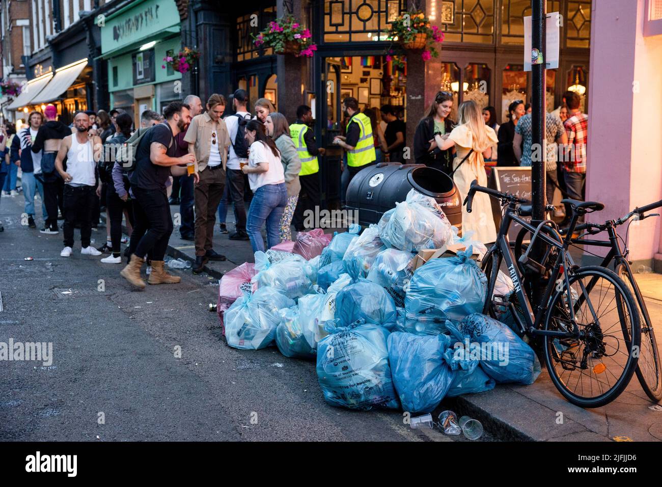 Rubbish bins on the side of a road hi-res stock photography and images ...