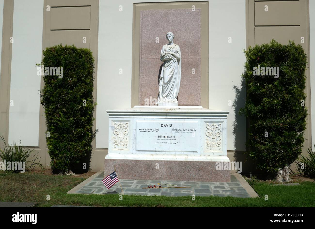 Los Angeles, California, USA 19th June 2022 Actress Bette Davis Grave ...
