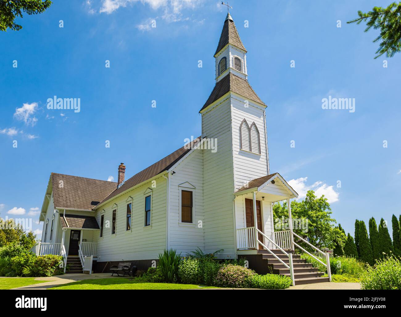 White wooden country church hi-res stock photography and images - Alamy