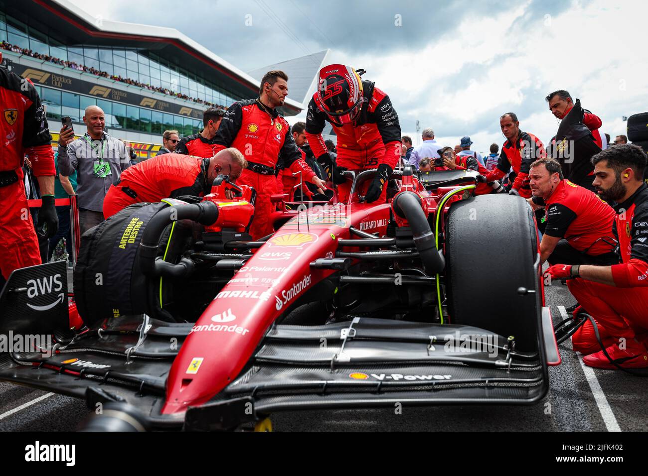 SAINZ Carlos (spa), Scuderia Ferrari F1-75, portrait starting grid ...