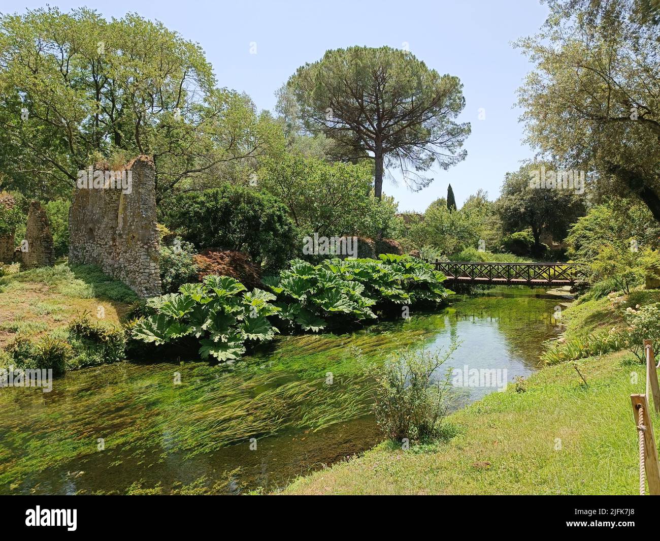 Ninfa's Garden in Italy - A Perfect Mix Between Flora, fauna, water and ...