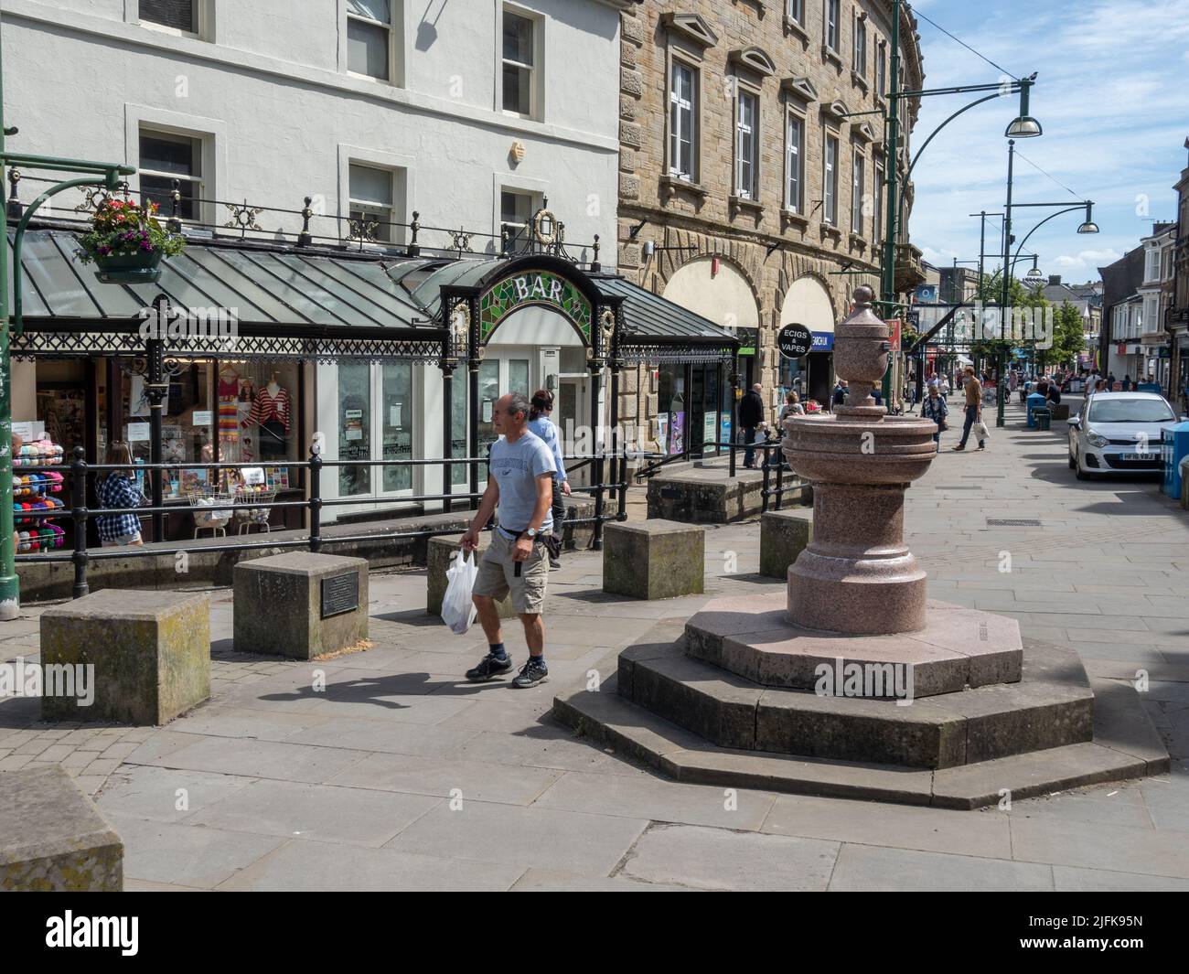Town centre street scene in summer in the spa town of Buxton, Peak ...