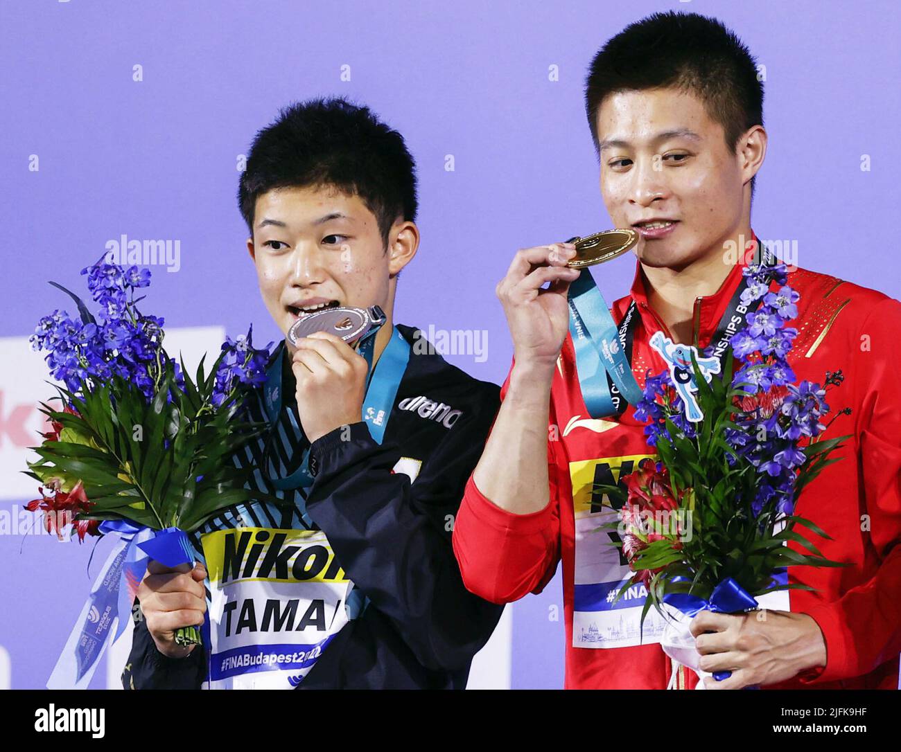 Yang Jian (R) of China poses with the gold medal he won in the men's ...