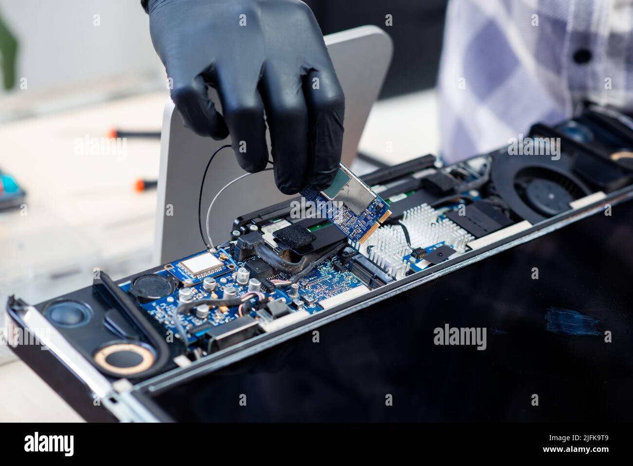 Computer shop broken hi-res stock photography and images - Alamy