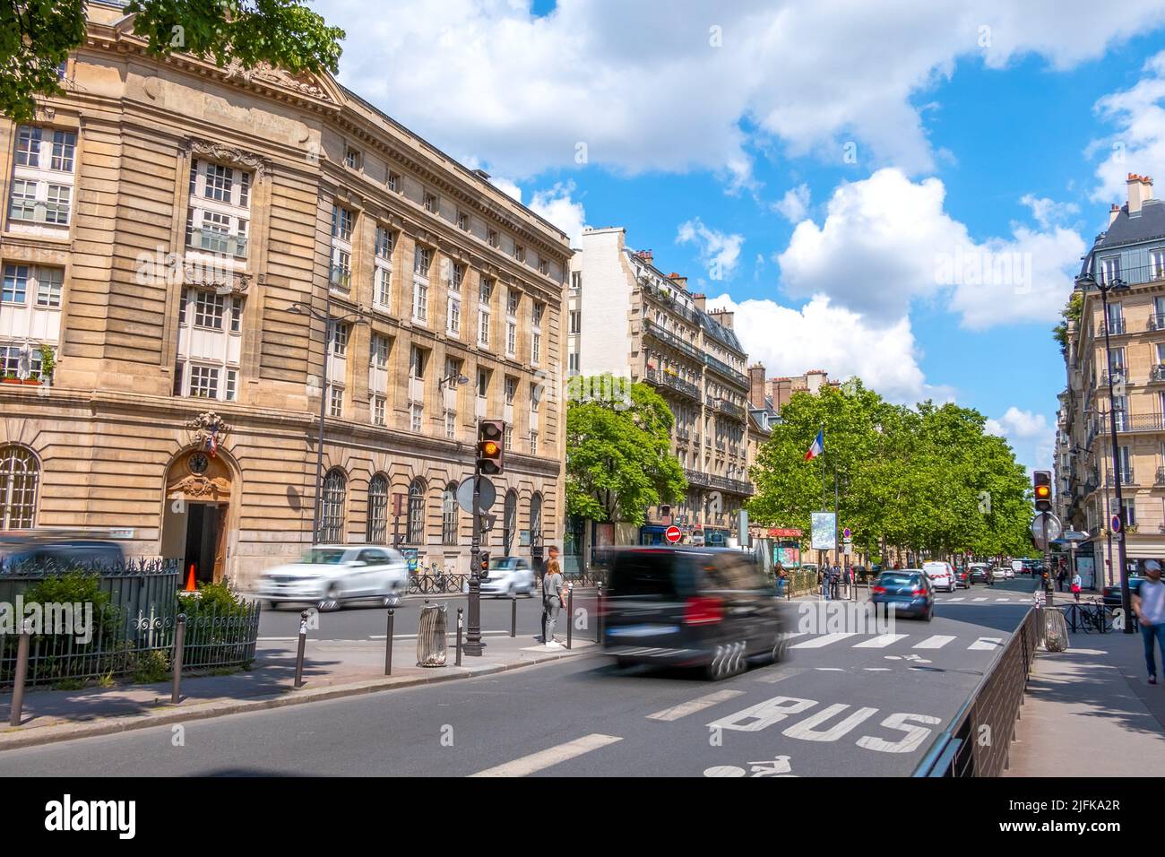 Busy street paris hi-res stock photography and images - Alamy