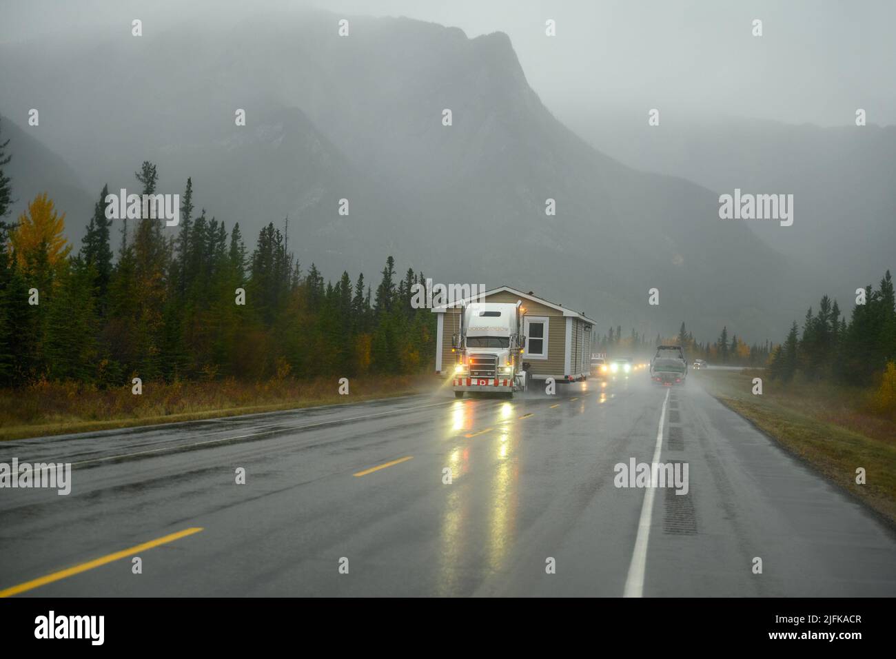 Truck hauling house hi-res stock photography and images - Alamy