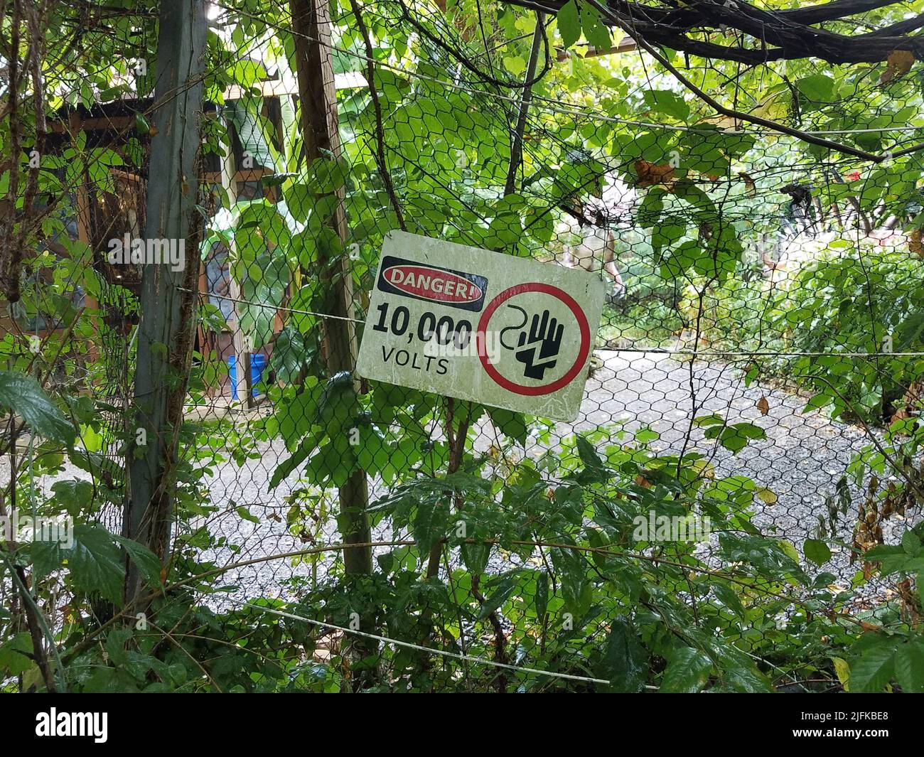 a danger 10,000 volts sign on metal chain link fence Stock Photo - Alamy