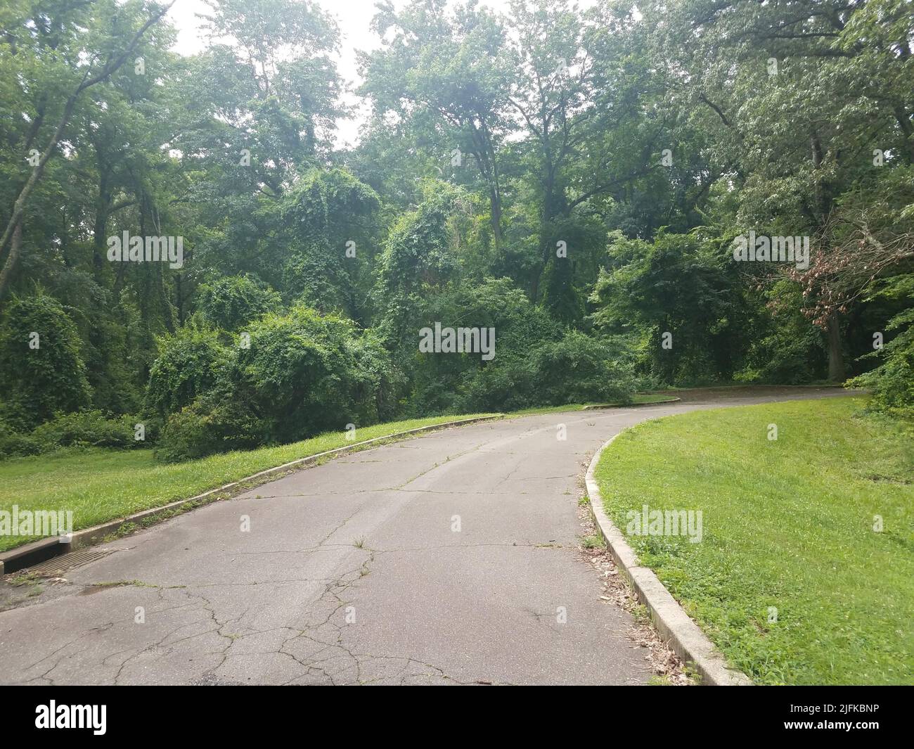 Curb path hi-res stock photography and images - Alamy